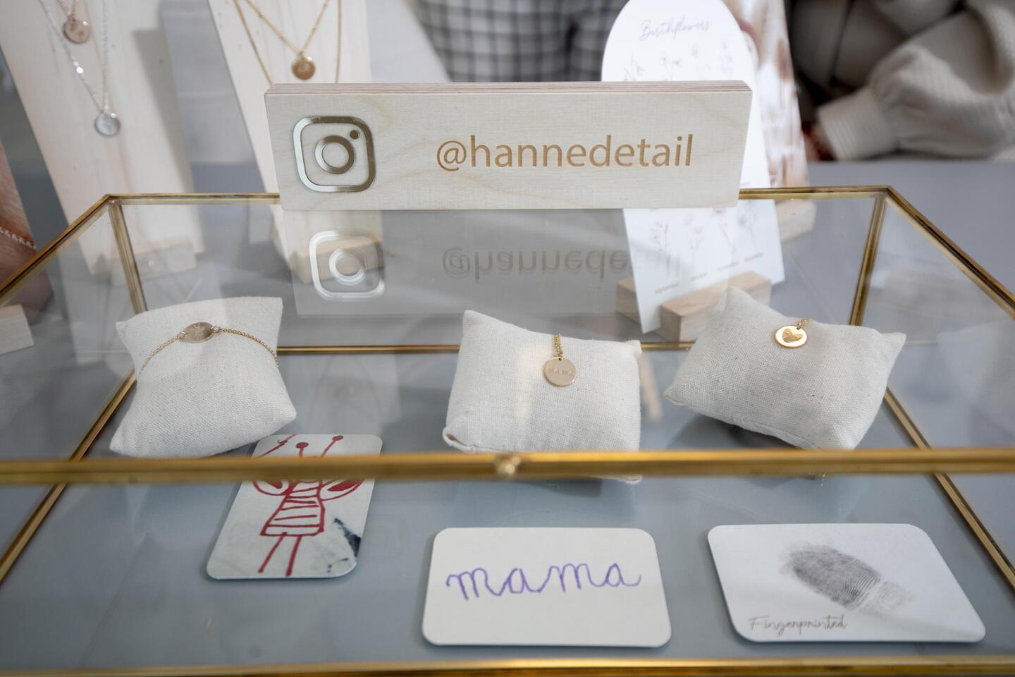 BIJ DE ZAAK. Hanne Detail giet persoonlijke herinneringen in betaalbaar en duurzaam juweel ...